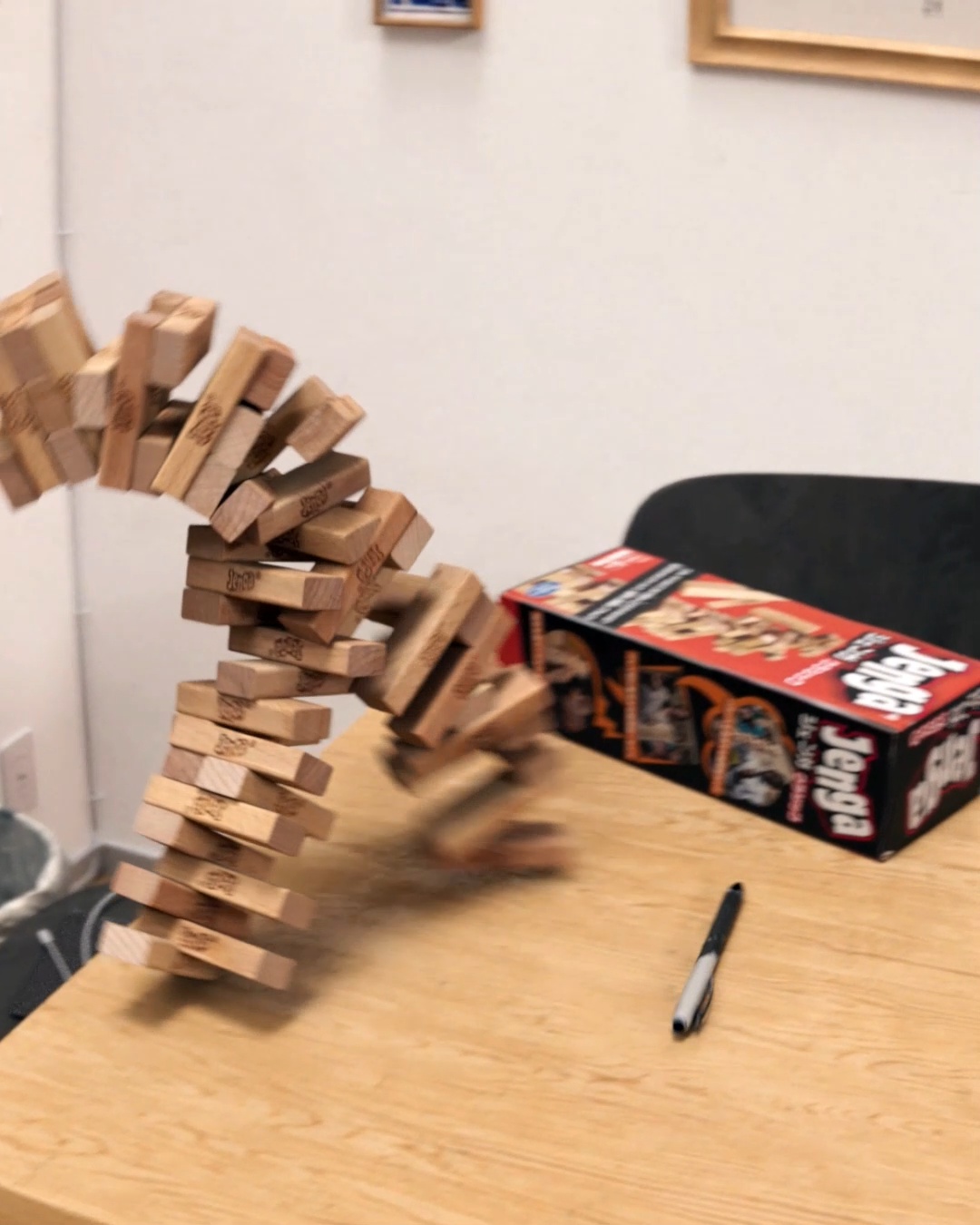 プロでも実写と見間違える？ 現役大学生3Dアーティストによる、フォトリアルなフルCG作品『Unstable Jenga』 | Vook(ヴック)